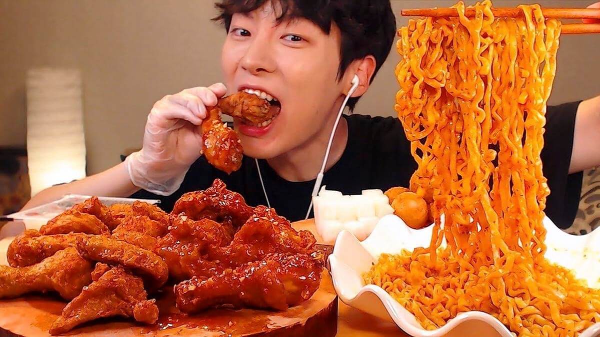 Mukbang nghĩa là gì? Tại sao nhiều người thích xem Mukbang?